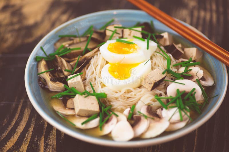 Ramen Vegetarianos Con Miso, El Queso De Soja Y Las Setas Imagen de ...