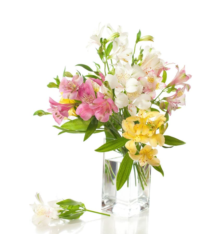 El Ramo De Alstroemeria Colorido Florece En Un Florero De Cristal ...