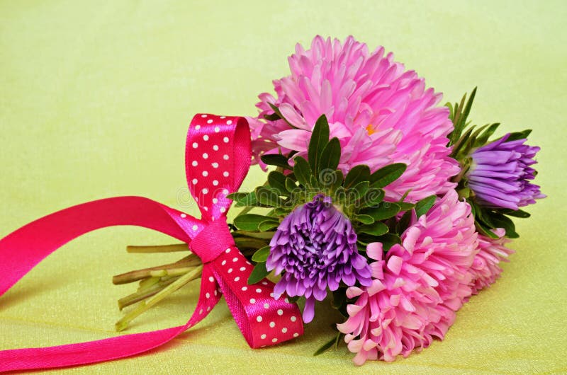 Ramo De Asteres Con El Arco Imagen de archivo - Imagen de planta, nadie ...