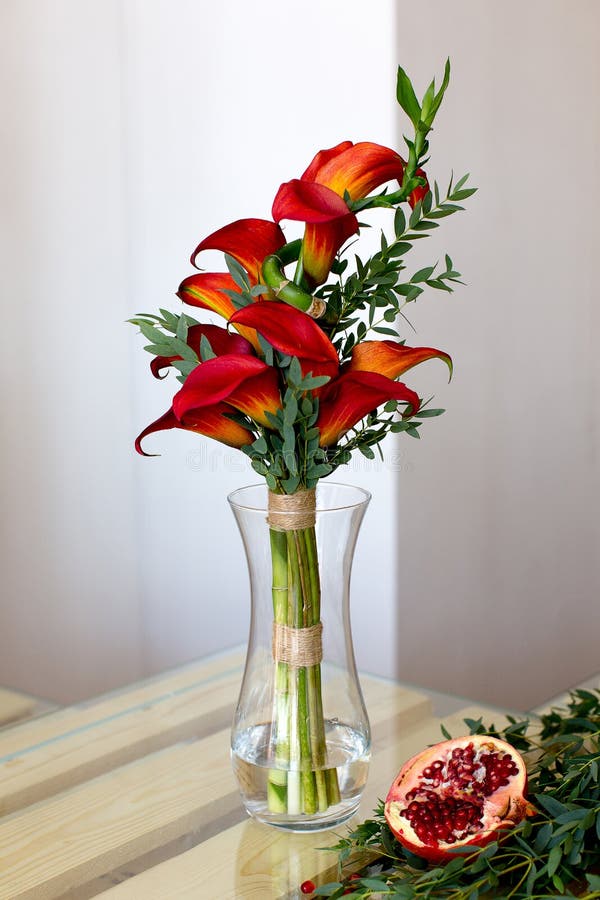Ramo de calas rojas foto de archivo. Imagen de aislado - 58394540