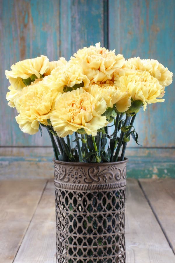 Ramo de claveles amarillos imagen de archivo. Imagen de enhorabuena ...