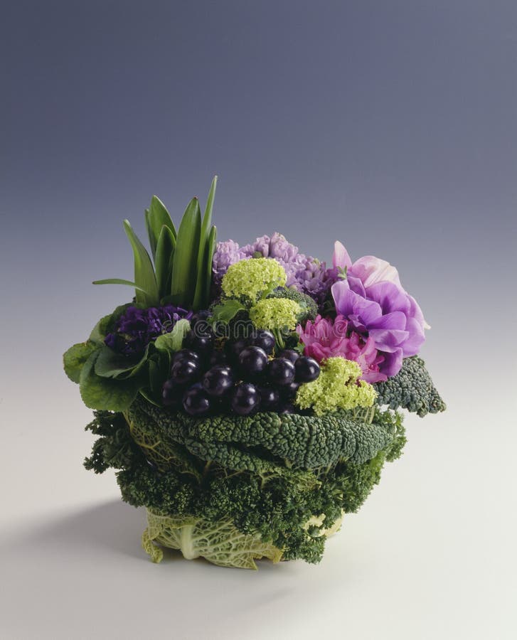 Ramo De La Flor, De La Col Y De La Uva Foto de archivo - Imagen de ...