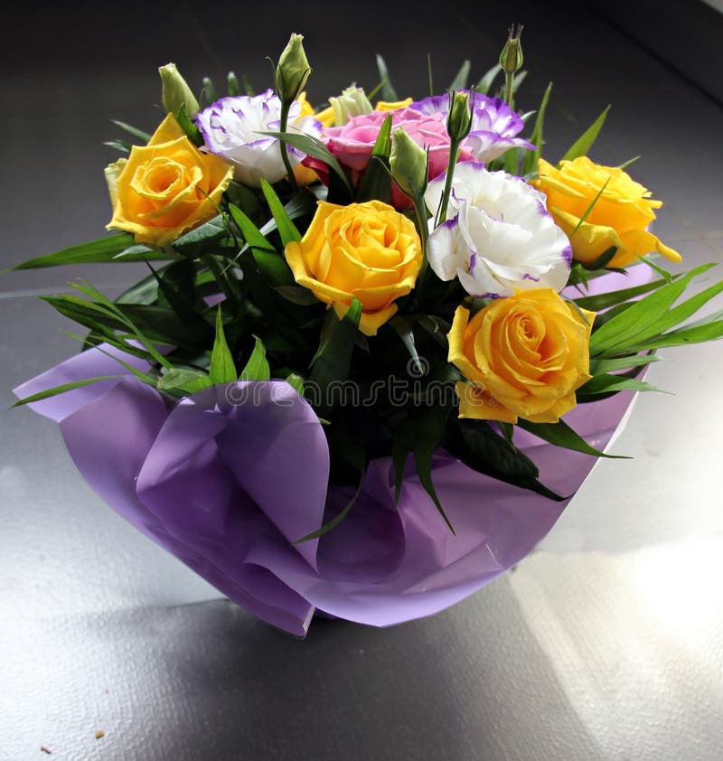 Ramo De Rosas Amarillas Y Blancas Hermosas Imagen de archivo - Imagen ...