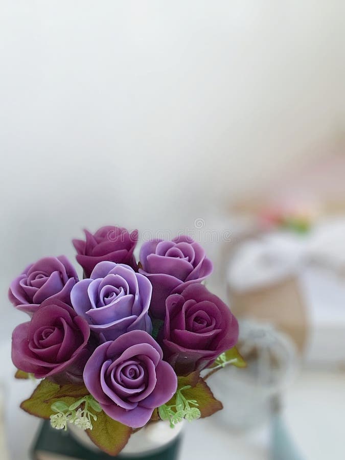 Ramo De Rosas Violetas En El Fondo Blanco Imagen de archivo - Imagen de ...