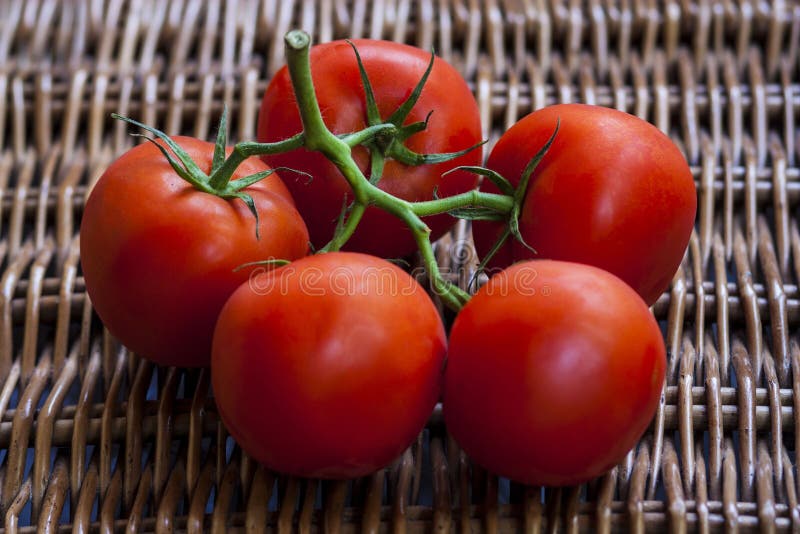 Os Tomates Maduros E Uma Faca No Vime Surgem Imagem de Stock - Imagem ...