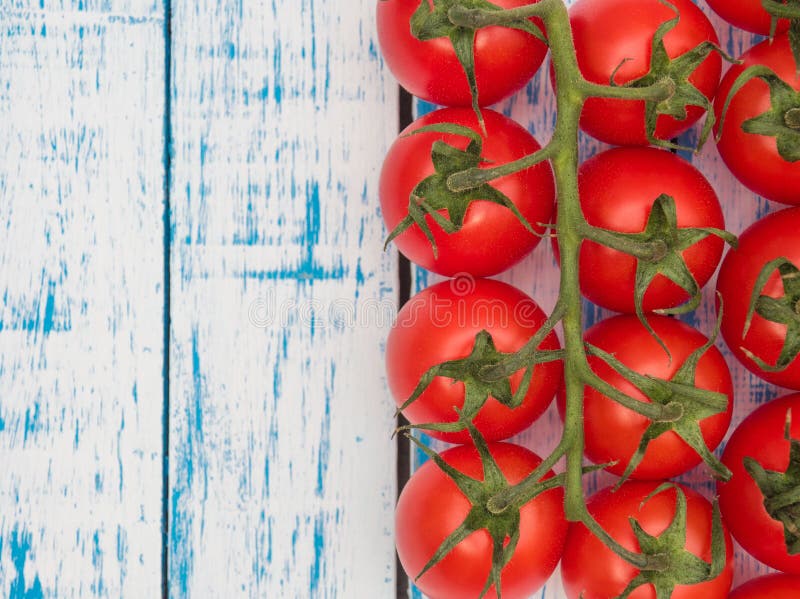 Ramo De Tomates Vermelhos Em Uma Tabela De Madeira Foto de Stock ...