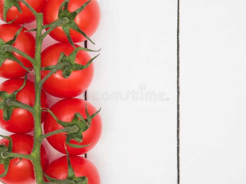 Ramo De Tomates Vermelhos Em Uma Tabela De Madeira Foto de Stock ...