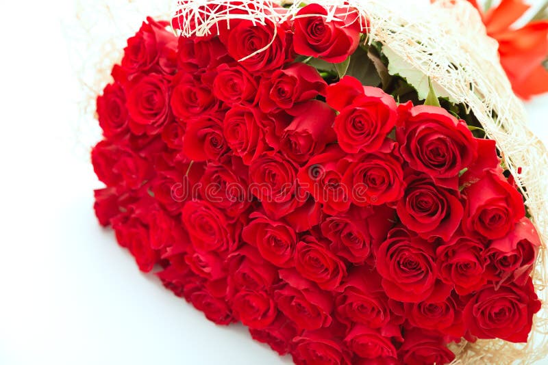Ramo grande de rosas rojas foto de archivo. Imagen de rojo - 107654120