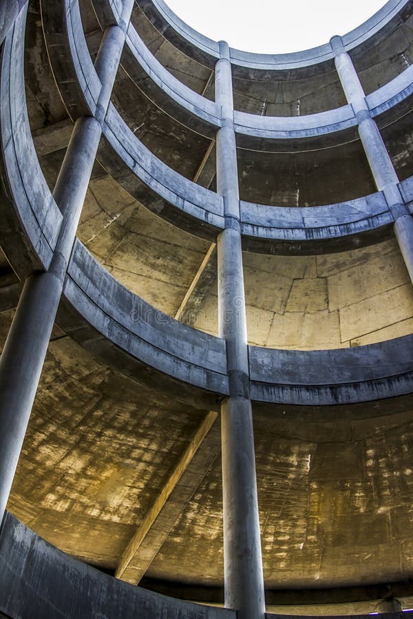 Rampa Circular En El Estacionamiento De Niveles Múltiples Moderno Foto ...