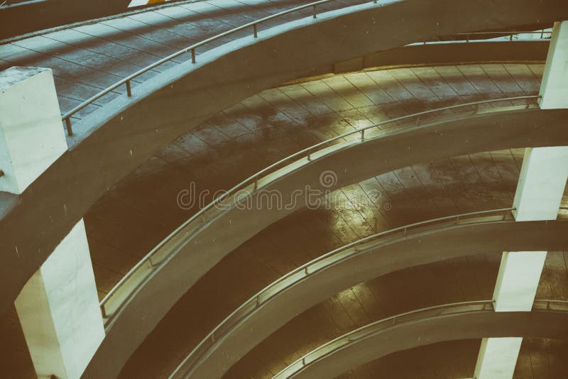 Rampa Circular Em Uma Garagem De Estacionamento Imagem de Stock ...