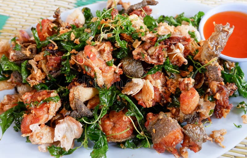 Ancas De Rana Fritas Con La Aceituna, Las Hierbas Y Las Especias Imagen ...