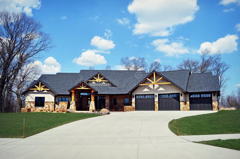 Exklusiv Spansk Stil För Hus Arkivfoto - Bild av grön, köpare: 1372216