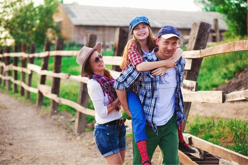 Familia En El Rancho, Granja Foto de archivo - Imagen de mama, caballo ...