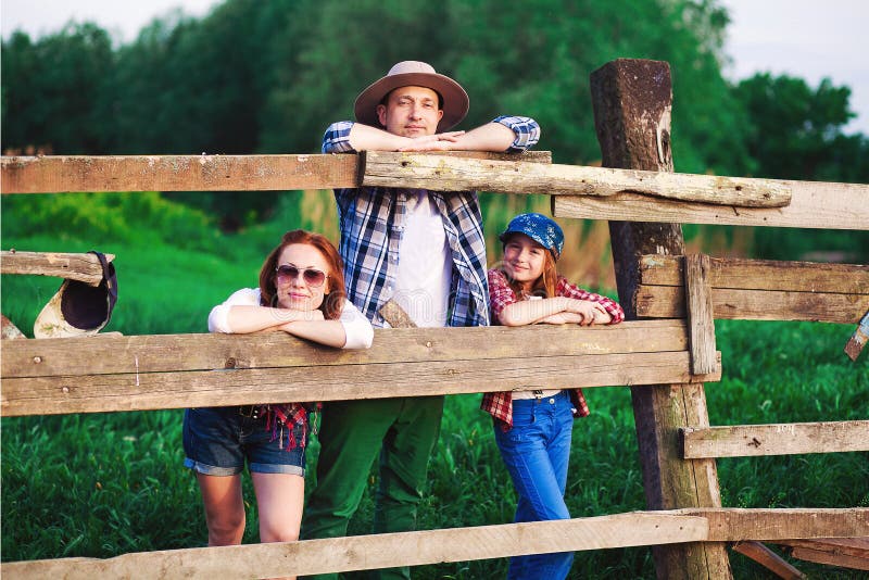 Familia En El Rancho, Granja Foto de archivo - Imagen de mama, caballo ...