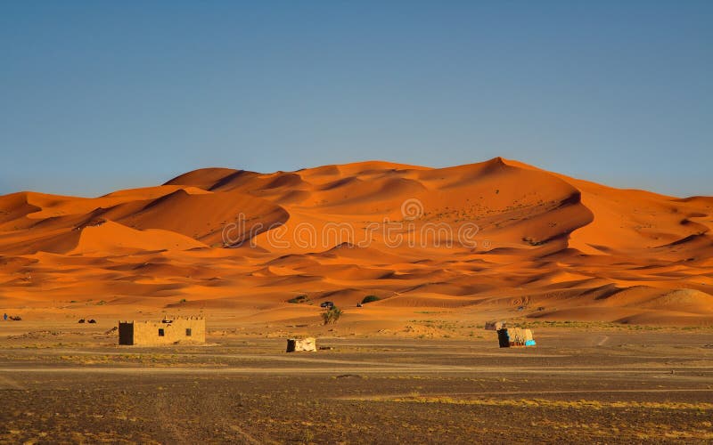 Rand Van De Woestijn Van De Sahara Stock Foto - Image of vakantie, berg ...