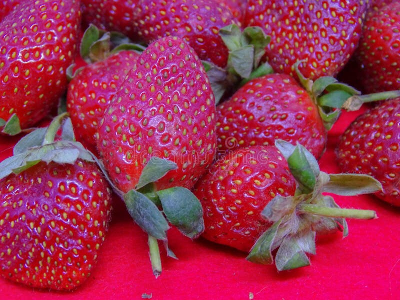 Random Pile of Strawberries Stock Image - Image of random, breakfast ...