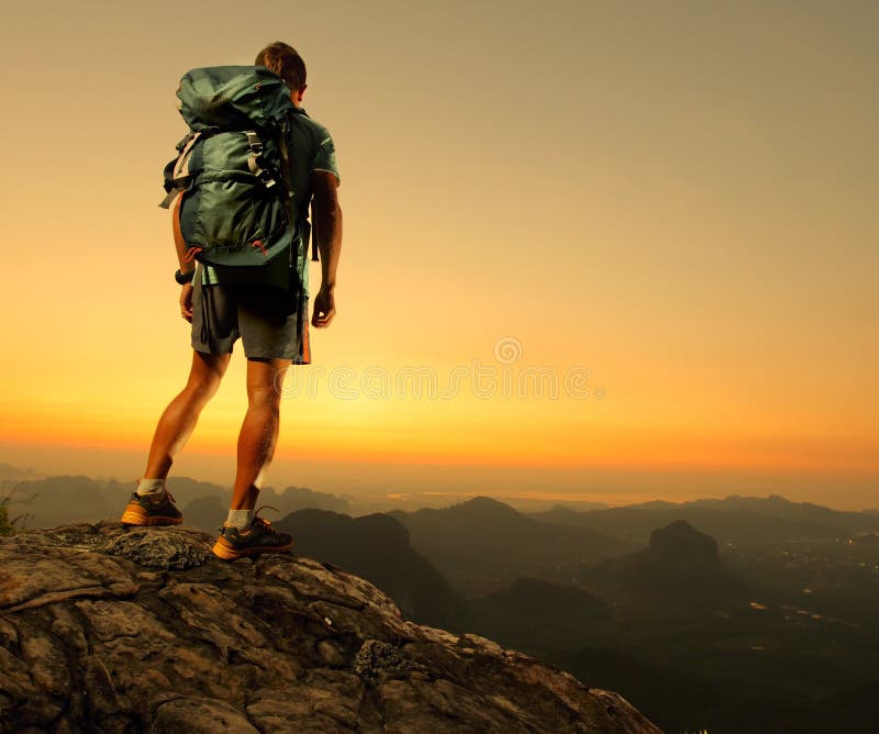 Homme De Randonneur Se Tenant Sur La Falaise Photo stock - Image du ...