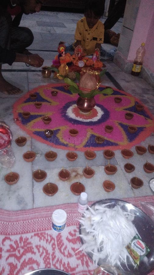 Rangoli Con Kalash Para Rezar Lakshmi Y Kuber Dios Imagen de archivo ...
