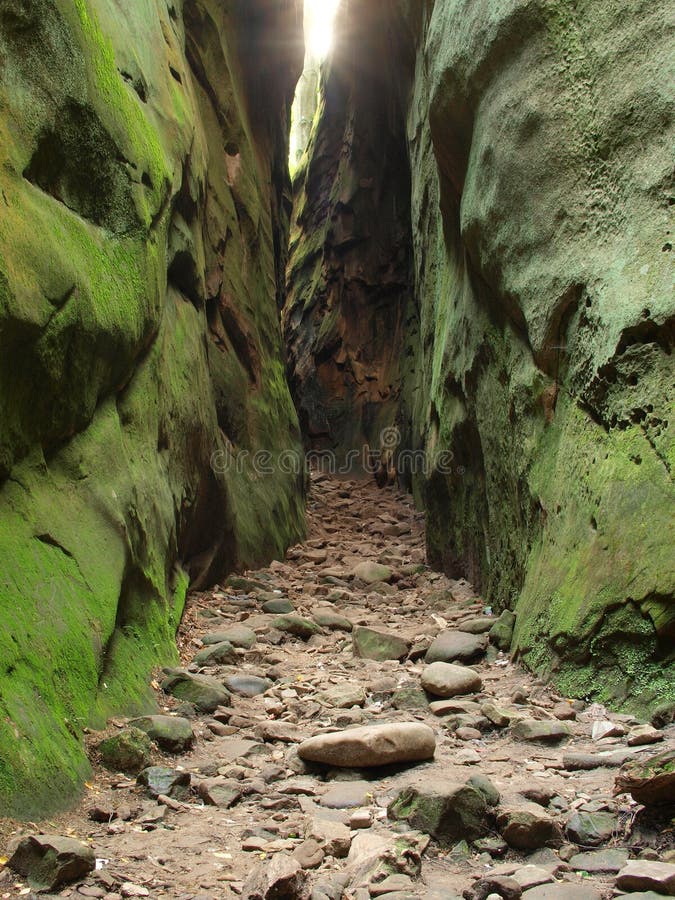 Ranura en una roca imagen de archivo. Imagen de apertura - 10845871