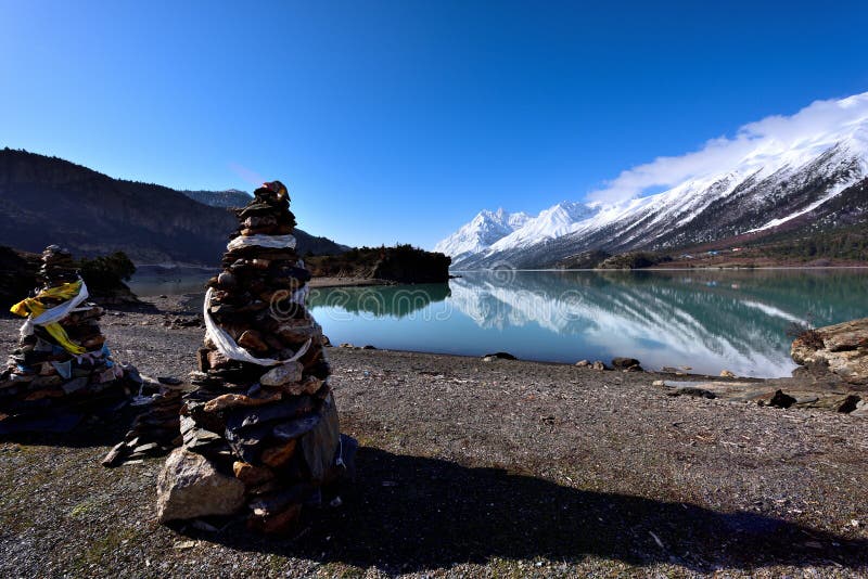 Ranwu Lake in Tibet Snow Mountain Stock Image - Image of dune, island ...