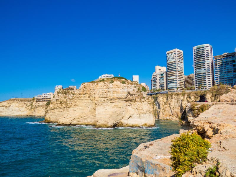 Mening Raouche of Duifrots, Beiroet Libanon Stock Foto - Image of foto ...