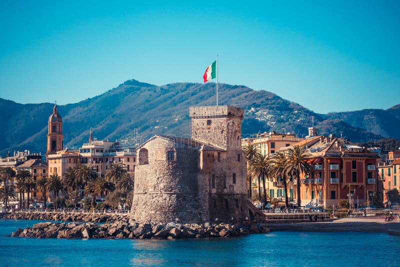 Strand in Rapallo, Italien redaktionelles foto. Bild von park - 83538751