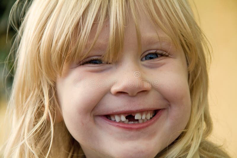 Garota Rindo Olhando Para a Câmera E Mostrando Um Gesto De Mão única OK ...