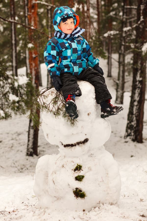 Rapaz Pequeno E Boneco De Neve Imagem de Stock - Imagem de fofofo, nave ...