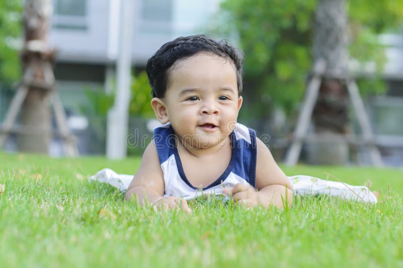 Rapaz pequeno feliz imagem de stock. Imagem de humano - 31809579