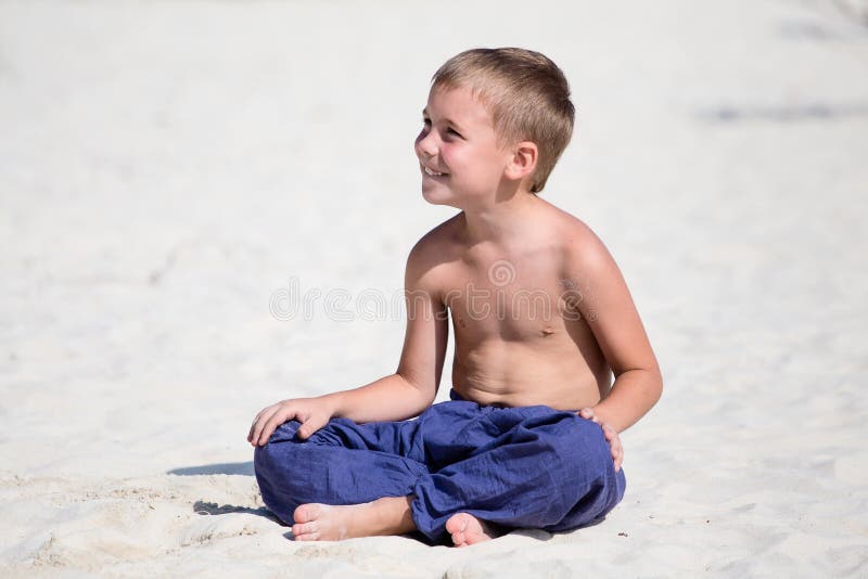 Rapaz pequeno feliz imagem de stock. Imagem de caucasiano - 36708755