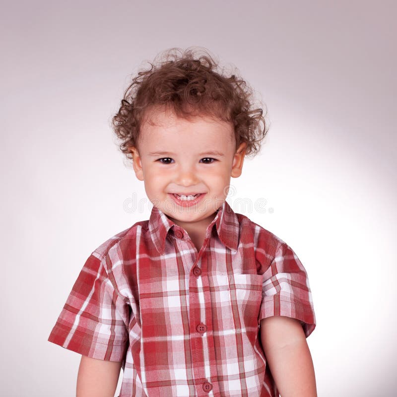 Rapaz Pequeno Que Olha a Câmera E O Sorriso Foto de Stock - Imagem de ...