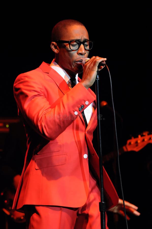 Raphael Saadiq Performing Live. Editorial Image - Image of talent, male ...
