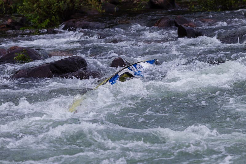 Rapide De Rivière Bloquée Par Canoë Image éditorial - Image du fleuve ...