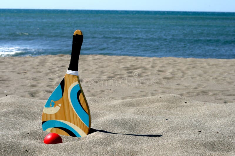 Raquette De Tennis De Plage Photo stock - Image du vacances, ensoleillé ...