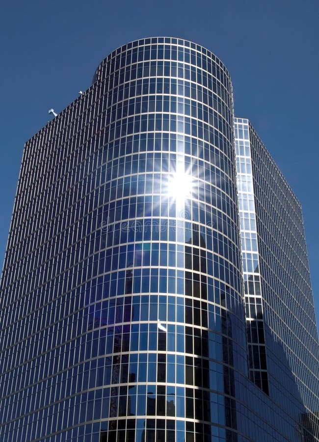Rascacielos De La Oficina Con La Antena Y Helipuerto En La Noche Imagen ...