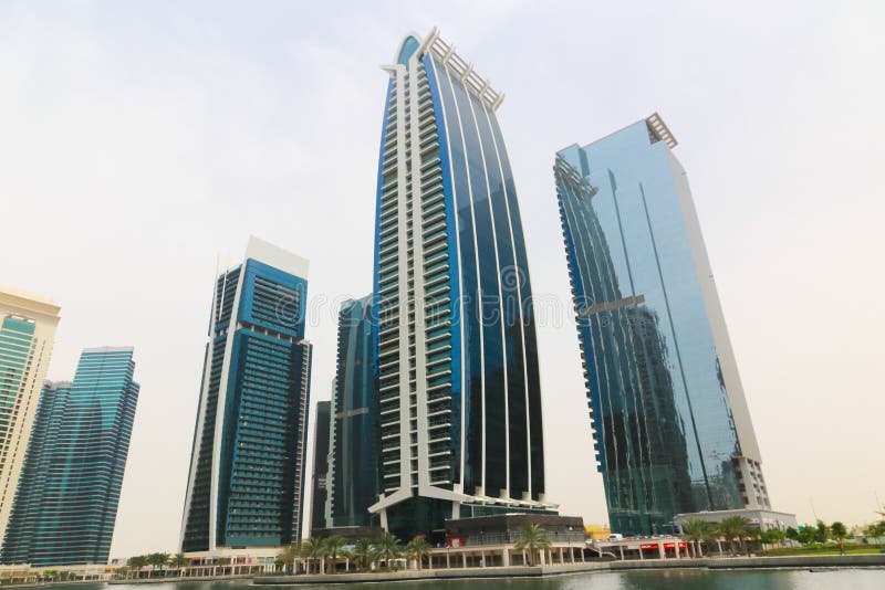 Rascacielos Dubai foto editorial. Imagen de negocios - 114421011