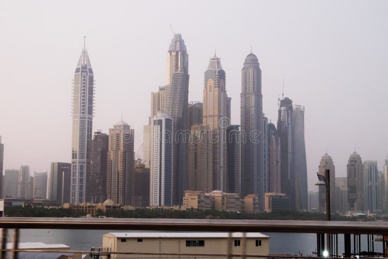 Rascacielos en Dubai, UAE foto de archivo. Imagen de hermoso - 111738448