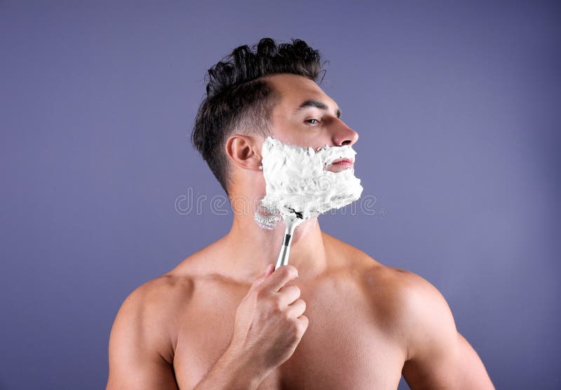 Raser beau de jeune homme image stock. Image du hygiénique - 125943263
