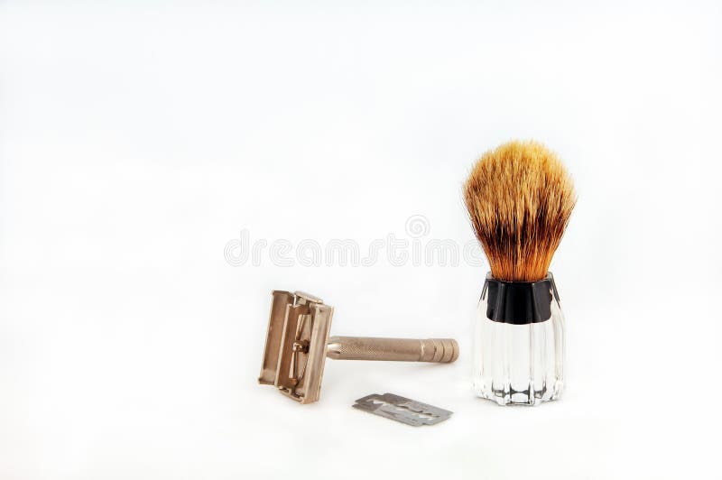 Rasoir et balai pour raser photo stock. Image du hygiène - 2943004