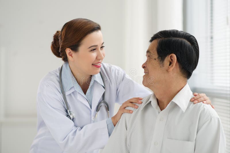 Patient rassurant image stock. Image du femmes, reprise - 133688757