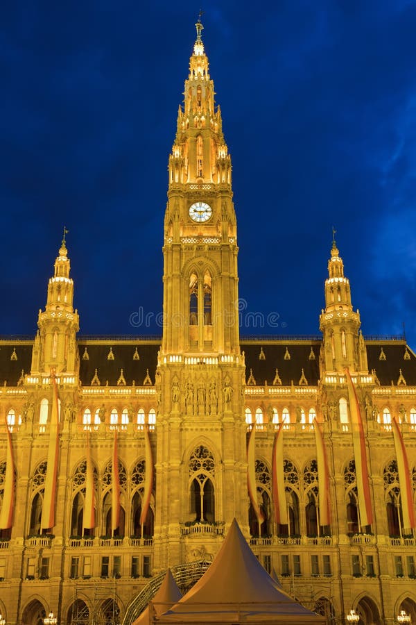 Rathaus in Wien stockbild. Bild von ablichtung, belichtet - 12722155