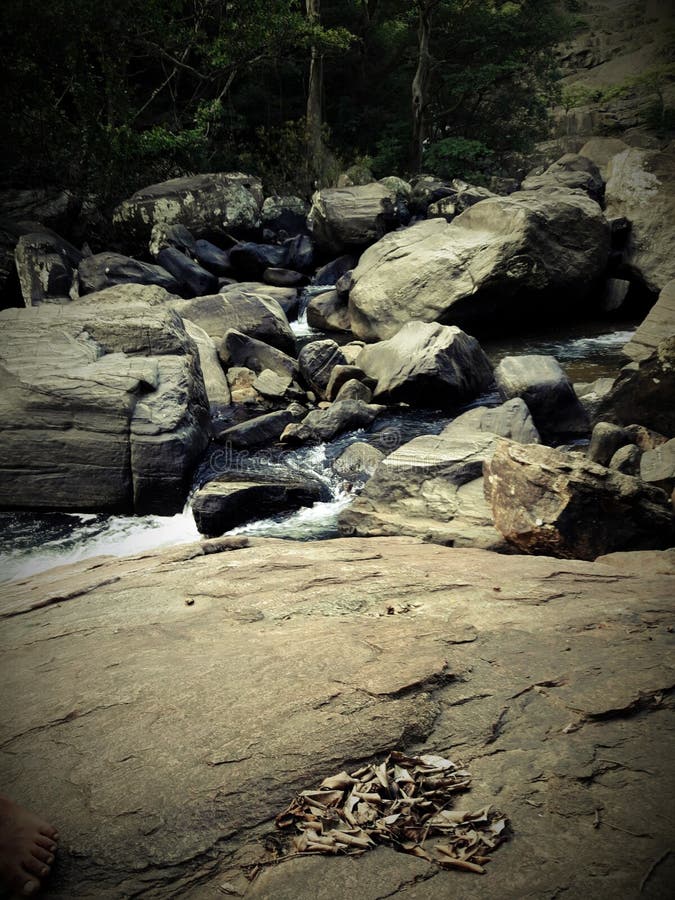 Rathna ella stock image. Image of hasalaka, water, fall - 113433761