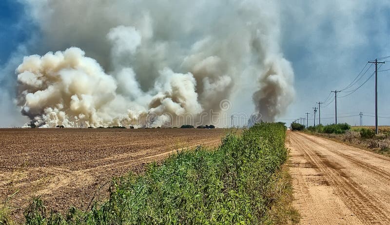 Rauch Und Feuer an Der Ranch Stockfoto - Bild von druck, grasland: 17944050