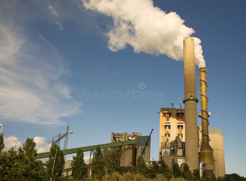 Rauch von einem Kamin stockfoto. Bild von dämpfe, gebäude - 10893802