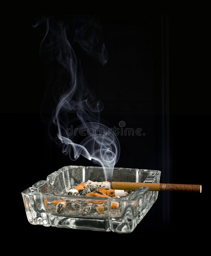 Rauchende Zigarette. stockbild. Bild von dunkel, asche - 20206937