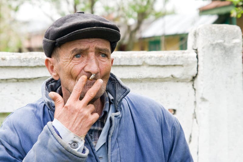 Rauchender alter Mann stockbild. Bild von zurückgezogen - 14144079