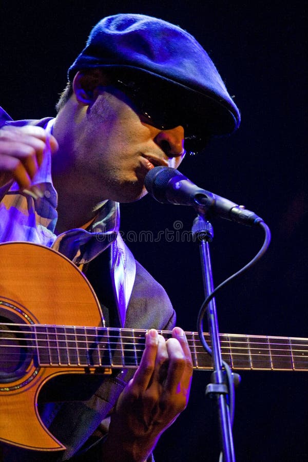 Raul Midon 1 editorial stock photo. Image of midon, preforming - 4238818