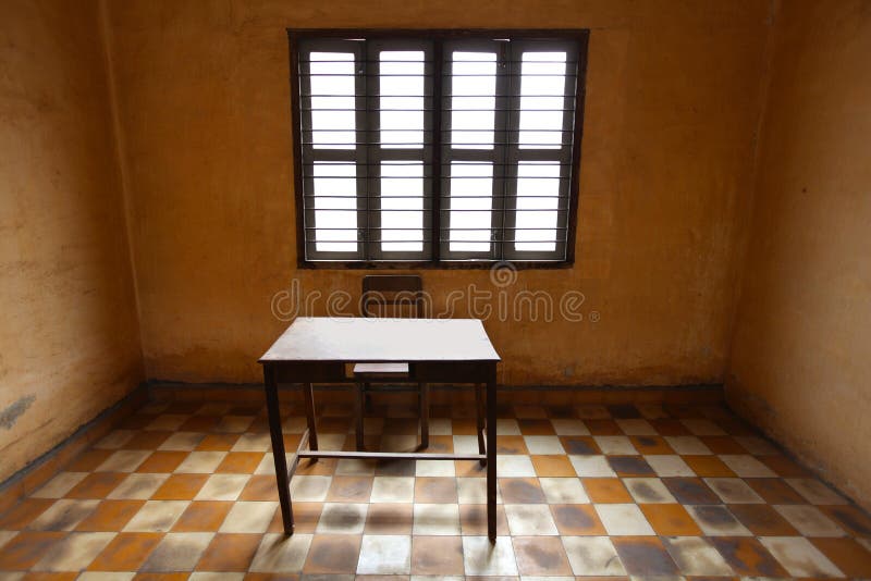 Raum Mit Einer Tabelle, Asketisch Und Alt Mit Fliesen Stockbild - Bild ...