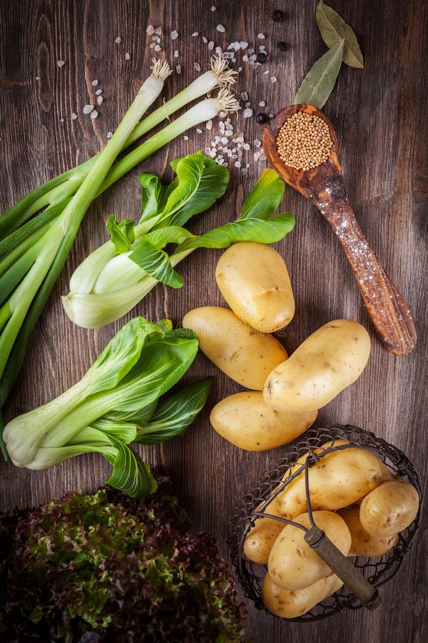 Rauwe groenten met kruiden stock afbeelding. Image of oogst - 57650577