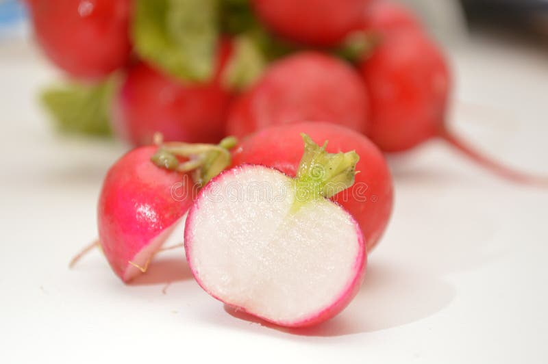 Ravanello rosso fresco fotografia stock. Immagine di ravanello - 109817322